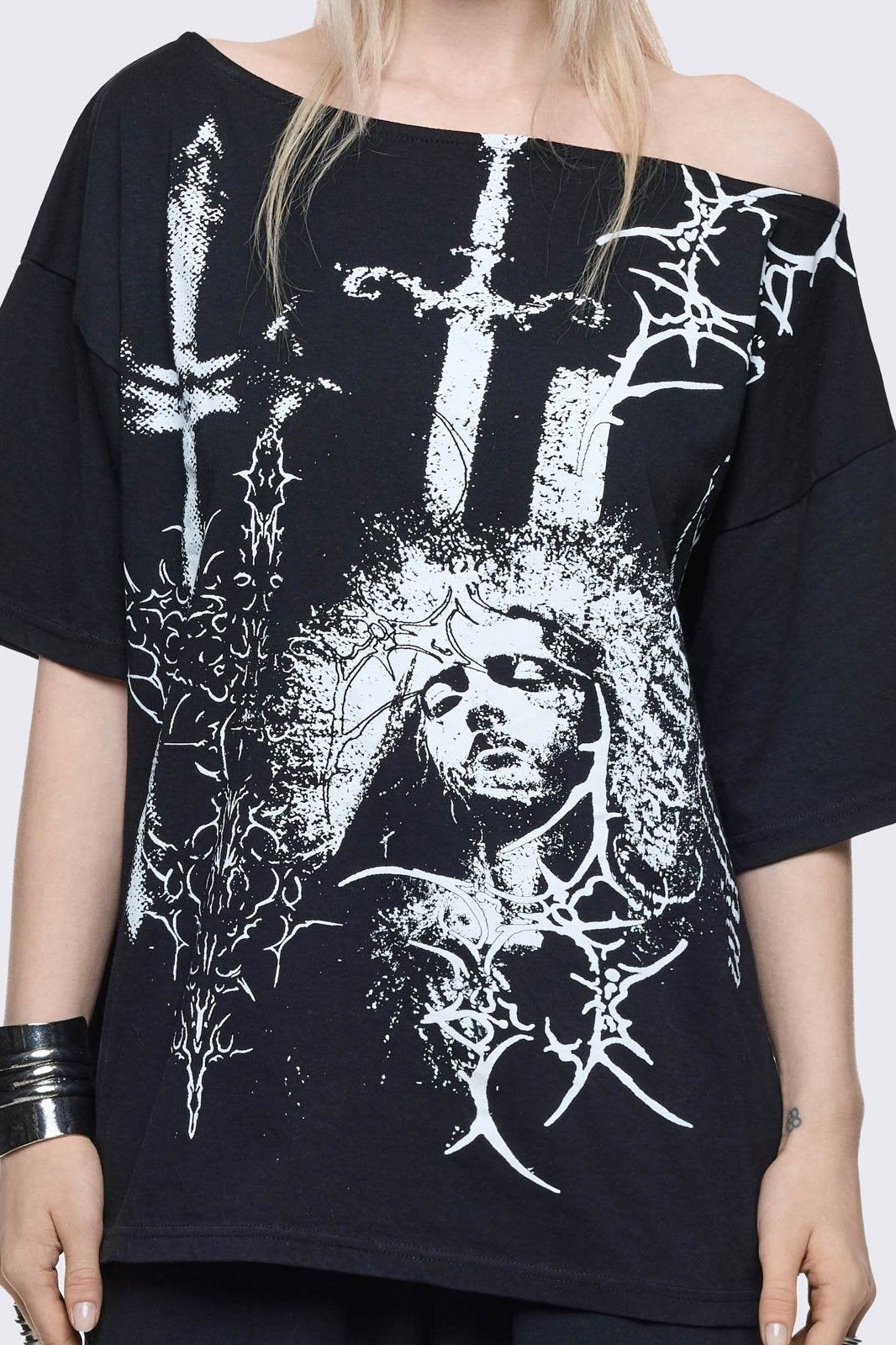 Goth Graphic Off-Shoulder T-shirt in Black | Minga London